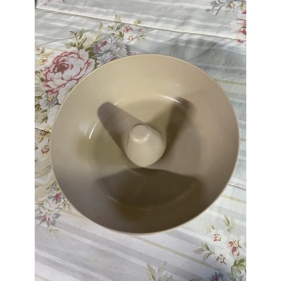 Anchor Hocking | Dining | Anchor Hocking Microware 9 In Bundt Cake Pan ...
